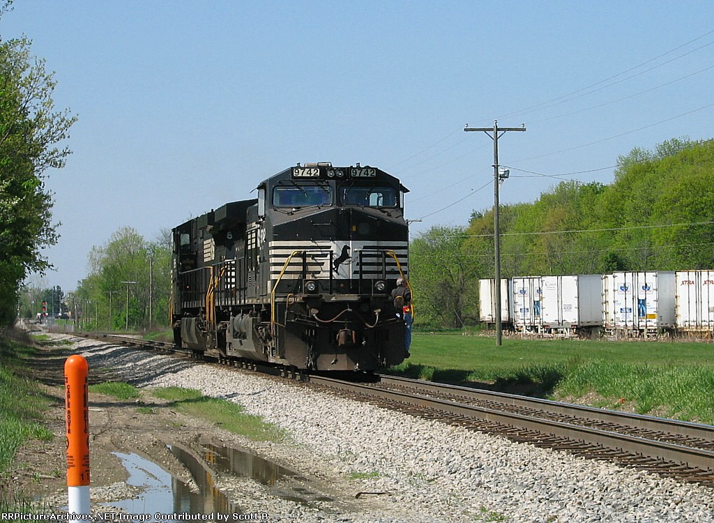 NS 9742 L96 drops his train picks some cars up 10:58